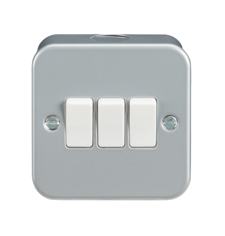 Knightsbridge Metal Clad 10A 3 Gang 2 Way Switch | UKES
